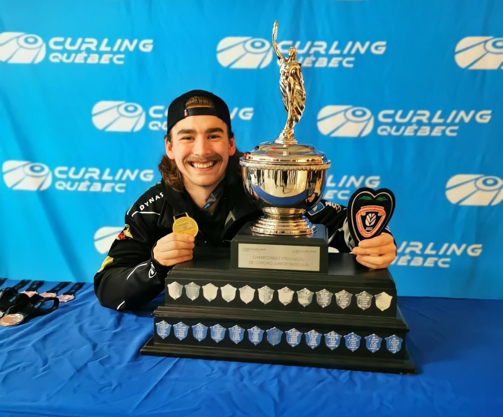 Simon Laroche en route vers le championnat canadien junior de curling ...